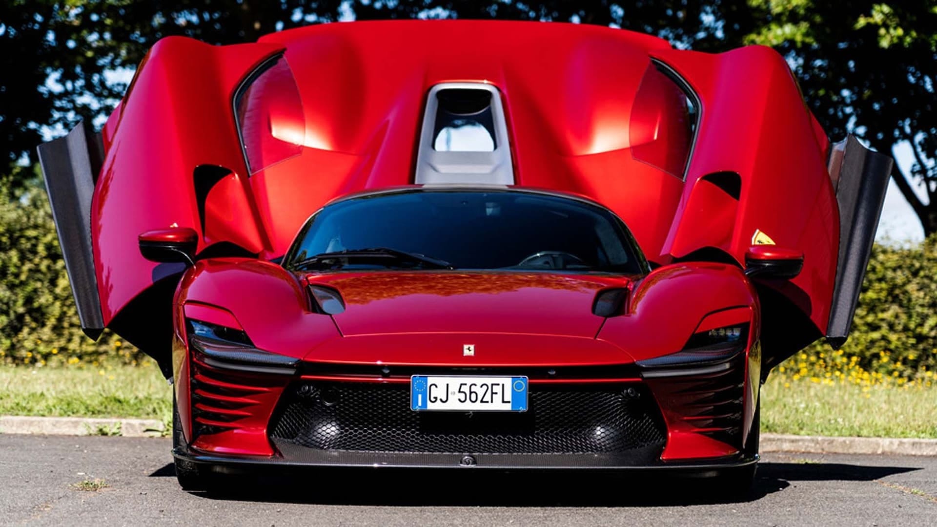 فيراري دايتونا SP3 2023 .. المواصفات والميزات ومراجعة شاملة - MotorView